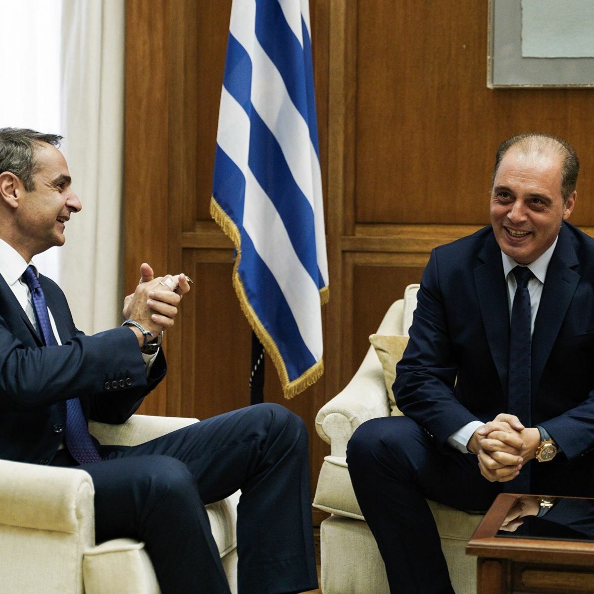 Όποιος ψηφίσει Βελόπουλο, παίρνει… δώρο τον Μητσοτάκη – ΧΡΥΣΗ ΑΥΓΗ